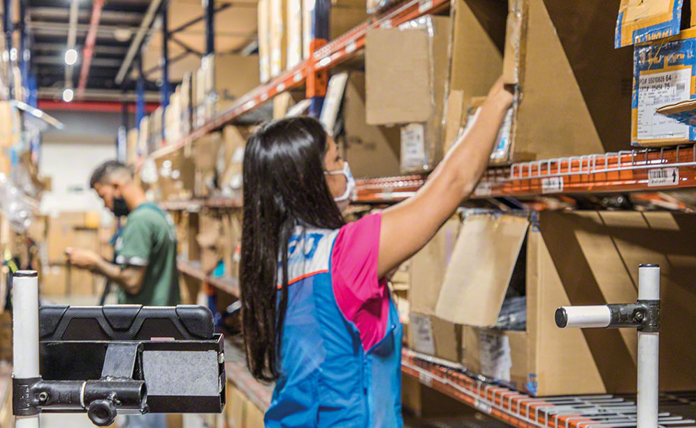 Decathlon: almacén con artículos de deporte - Mecalux.es